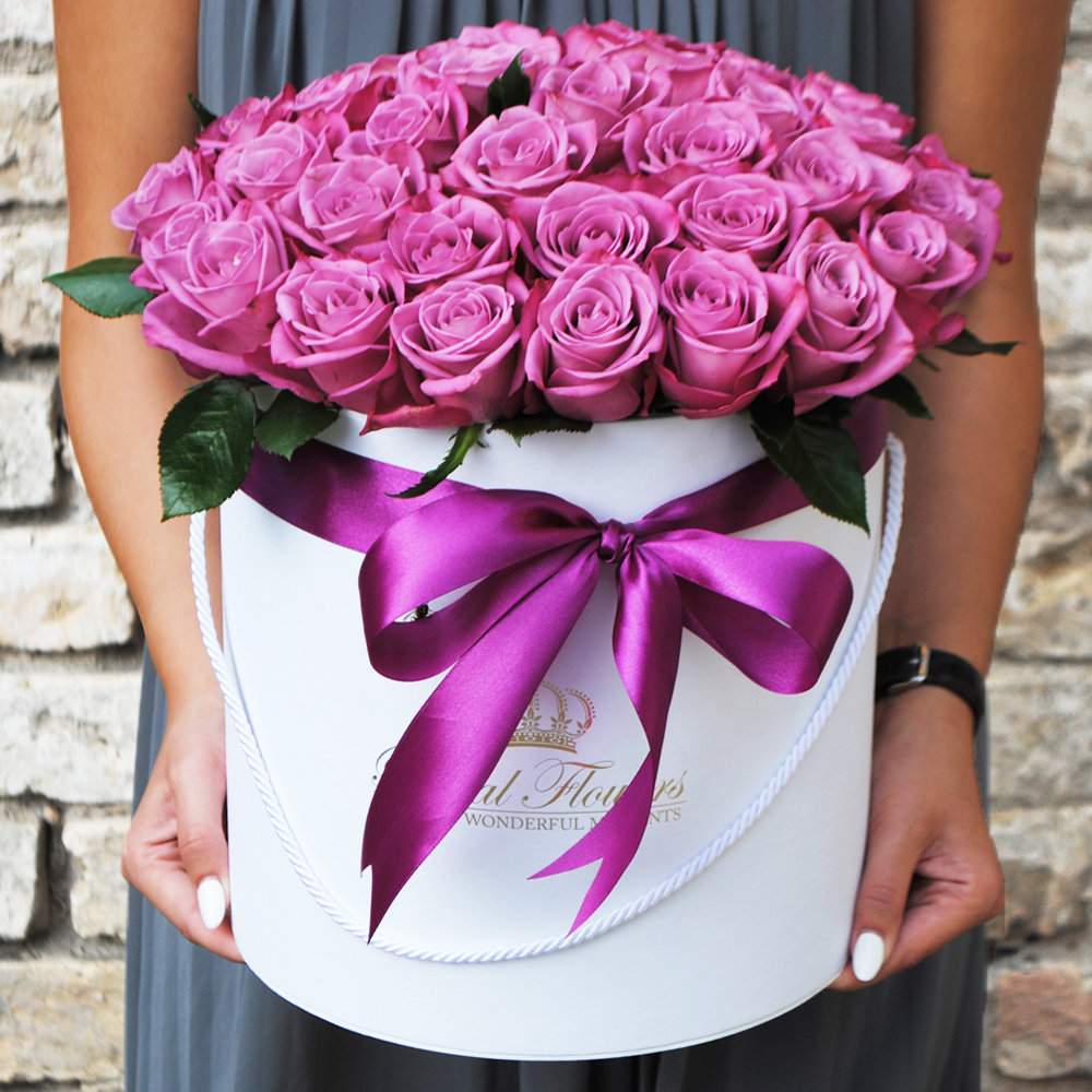 Violetinės rožės dėžutėje AB/D | RoyalFlowers.lt