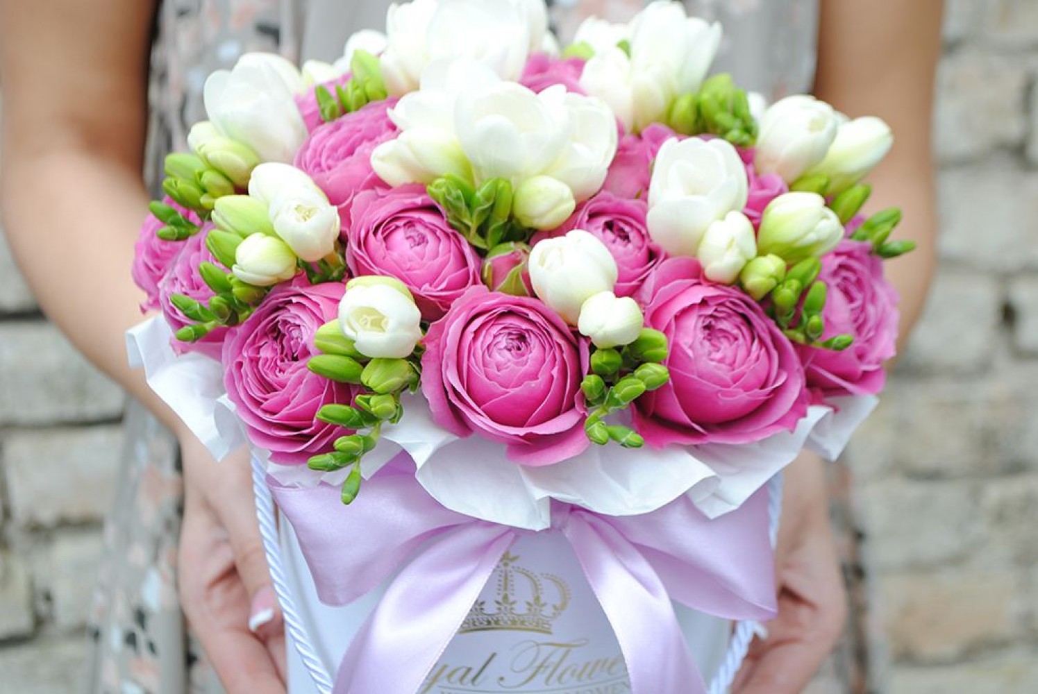 Bijūninės rožės + Frezijos | RoyalFlowers.lt